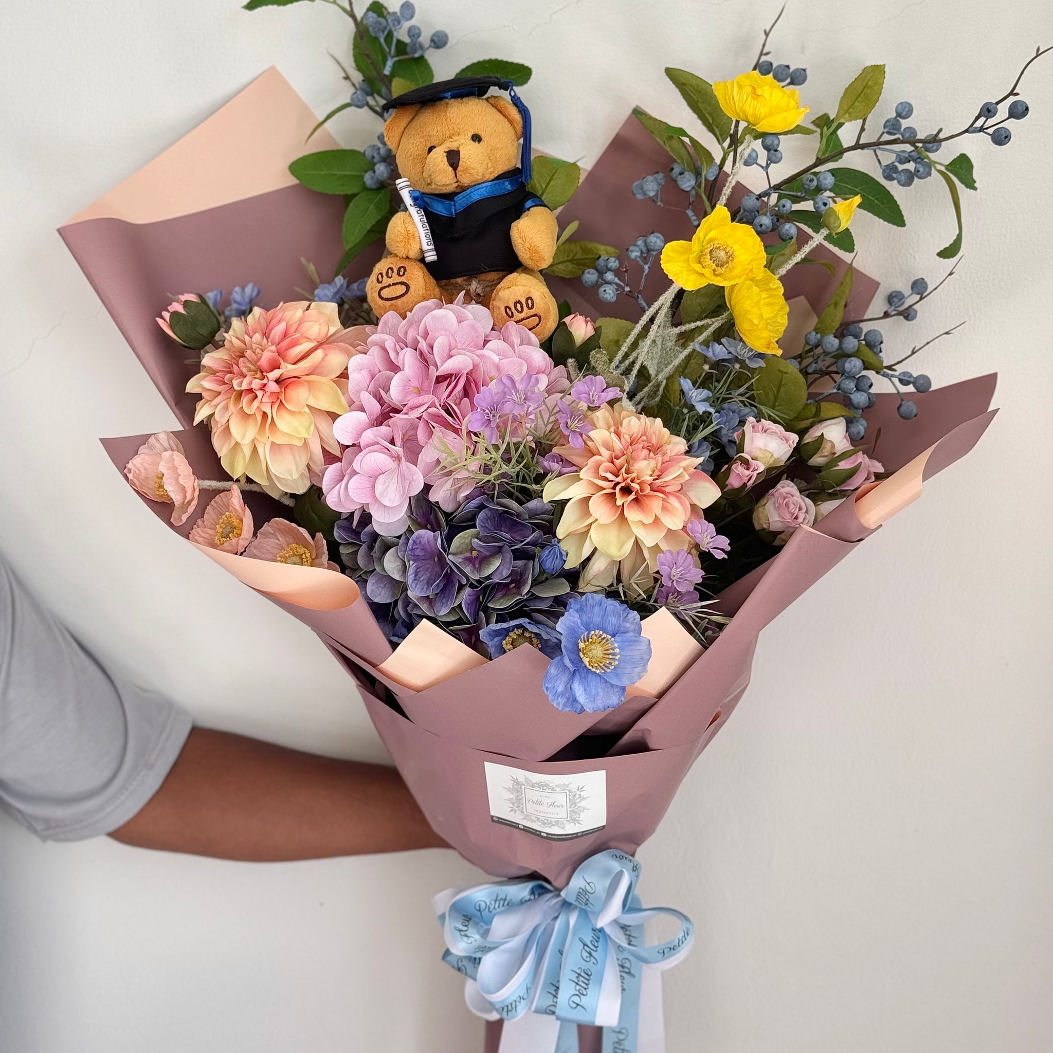 The Graduate’s Glow | Buket Graduation | Petite Fleur